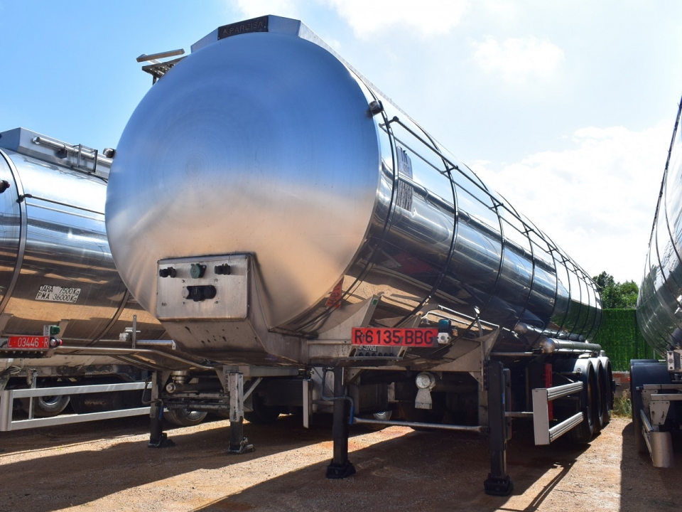 Cisterna Capacidade 30.000 litres, Compartimentos Nº: 4, Ano de fabrico ...